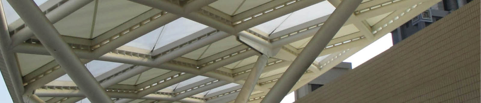 A sustainable canopy keeps school cool and quiet - Fabric Architecture ...