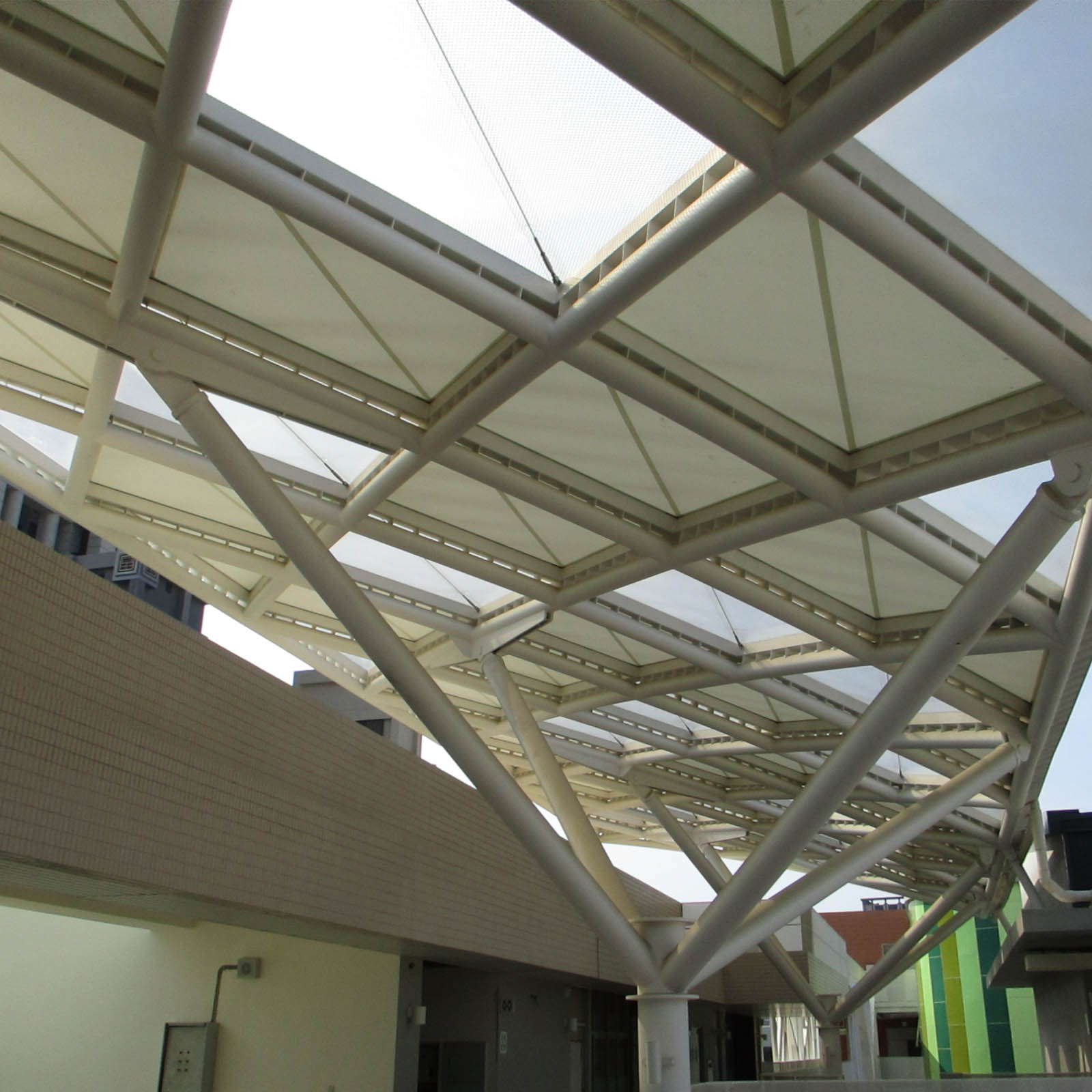 A sustainable canopy keeps school cool and quiet - Fabric Architecture ...
